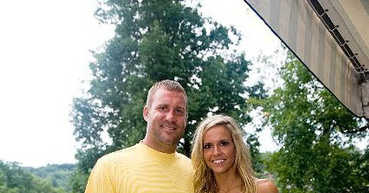 Ashley Harlan biography, early life, education, age, height, weight ...