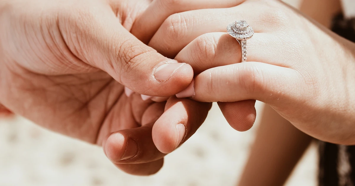 Bezel Vs. Prong Setting: Which Is Better for Lab Grown Diamond ...