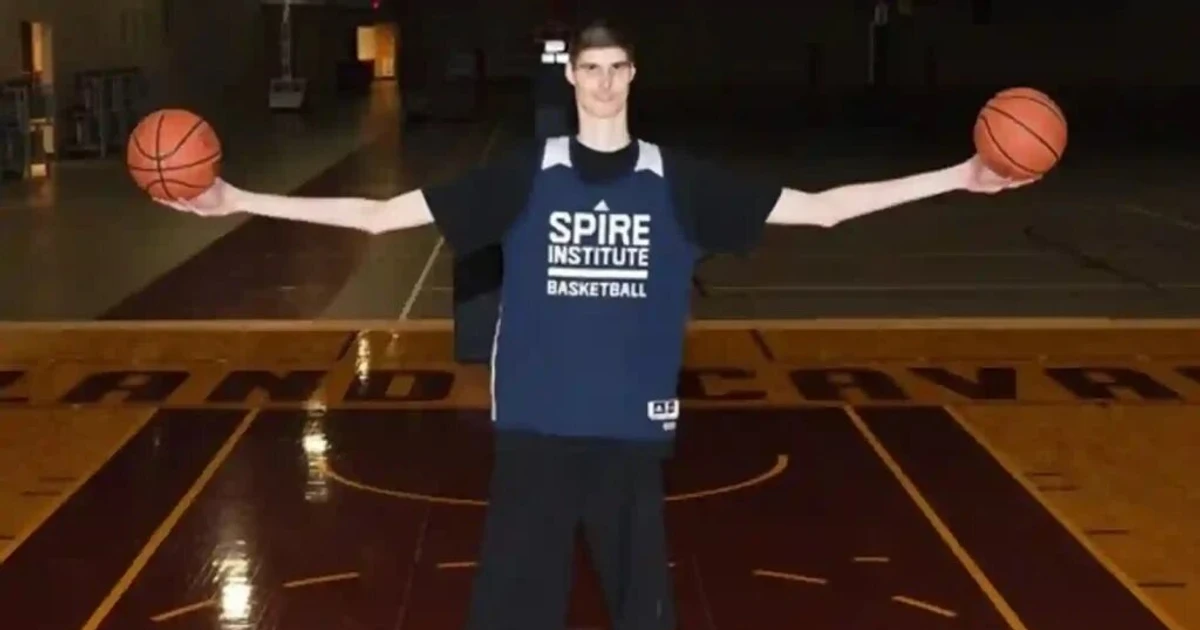 Robert Bobroczky - The Tallest Basketball Player In The World