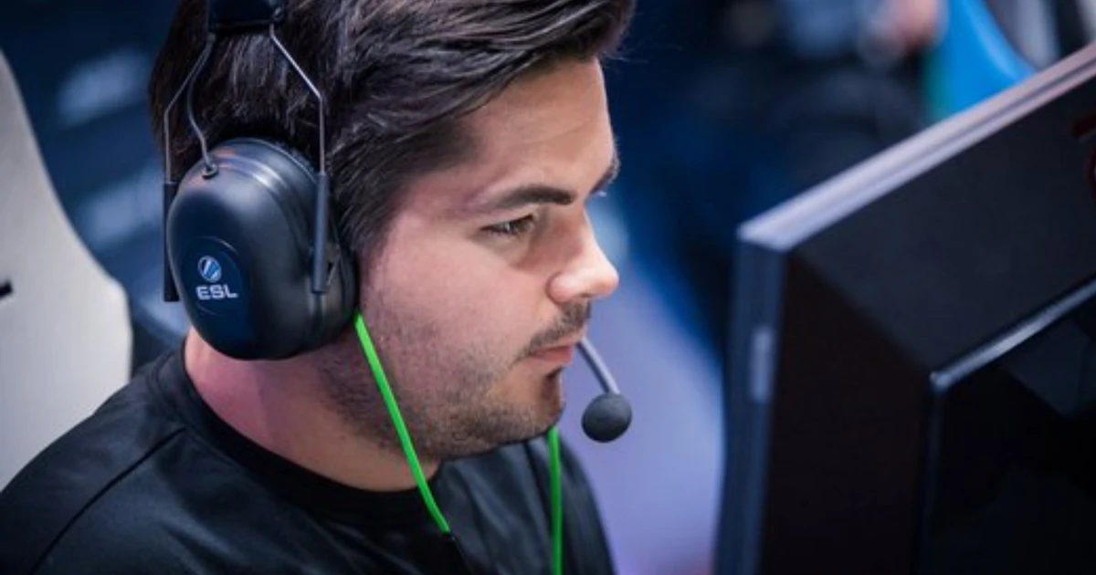 Why Do Pro Gamers Wear Earbuds And Headphones - Pro Gaming Success