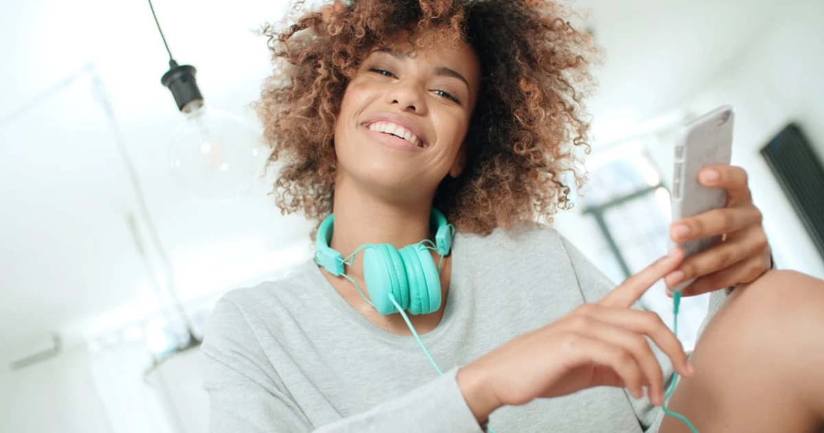 How To Wear Headphones With Curly Hair?
