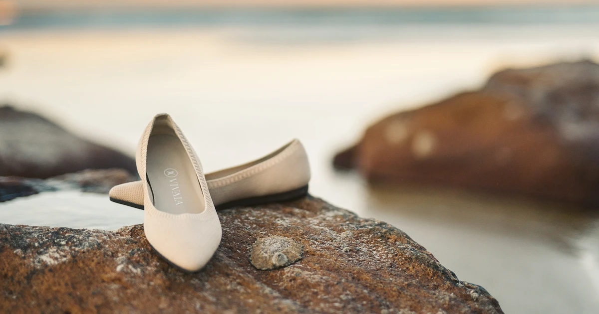 10 Best Flat Shoes To Wear With Women’s Jeans