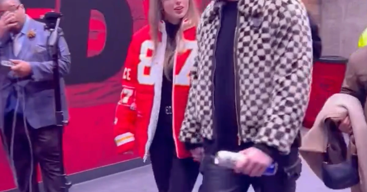 Taylor Swift Cheers On Travis Kelce At Chiefs Game